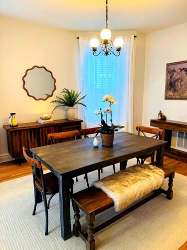 Stunning 3 Bedrooms 2 Bathrooms Getaway Chicago! - Chicago, IL