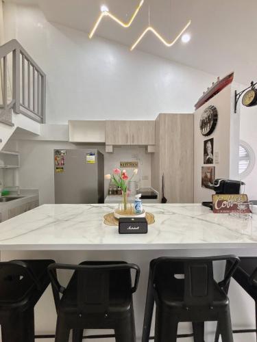 Cozy Loft Condo In Tanza With Arcade - Naic