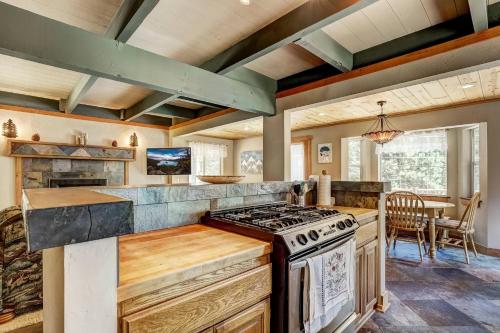 Bear Pause 4br - Large Deck & Balcony - Grover Hot Springs State Park, Markleeville