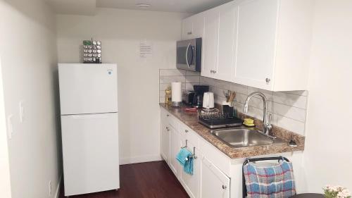 Two Luxury Bedrooms In The Basement - Manitoba