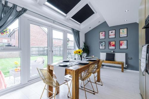 Stunning Riverside 3-bed Home By 53 Degrees Property In Manchester With Garden & Free Parking! - Salford