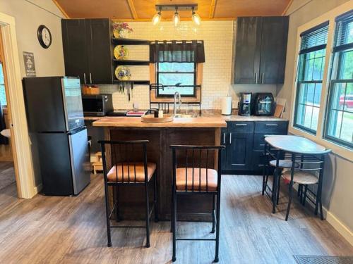 Holler Cabin And Camp - Eureka Springs, AR