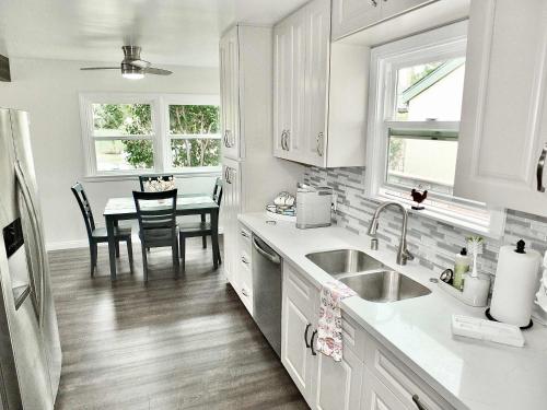 Greenbelt Guesthouse - Unlimited Peace & Privacy Golf Bowling Green & More - Seal Beach, CA