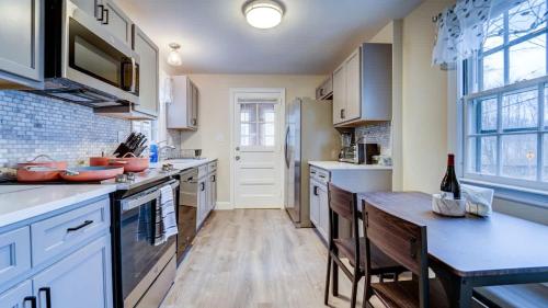 Family Retreat Near Yale - Stylish Free Wifi - New Haven, CT