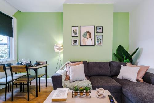 Stylish 3 Bedroom Home - Free Parking, Smart Tv, Sleeps 8 - Salford