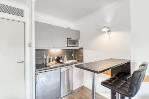 7mn Walk To Metro, In Aparthotel - Courbevoie