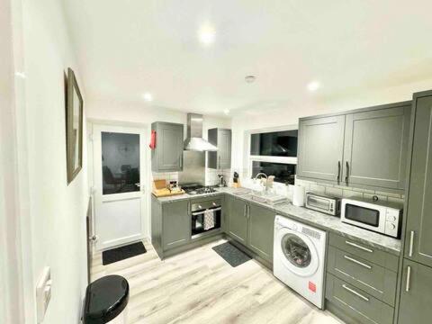Swindon 3 Bedroom Spacious Home Parking & Garden - Swindon