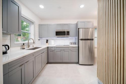 Modern Apt Near Las Olas Beach - Coral Springs, FL