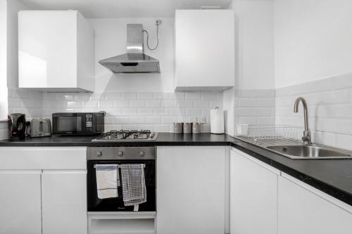 Iron House - 4 Bedroom - Family & Contractors - Free Parking - Near Excel, Canary Wharf, O2, City Ai - Greenwich