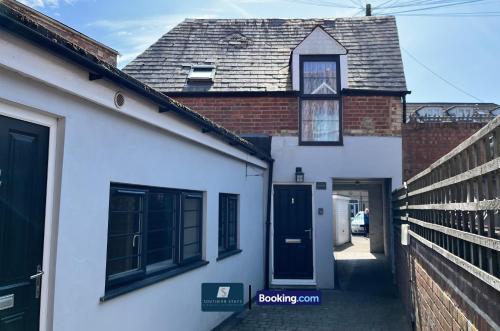 2 Bed House By Southern Stays Short Lets & Serviced Accommodation Bournemouth With Parking - Relocat - Bournemouth