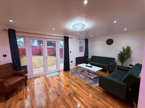 Spacious 3 Bed Home With Private Parking Close To Mk Central - ミルトン・ケインズ