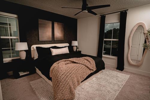 3br-chic Modern Ybor City Tampa With Rooftop Firepit & 2 Bikes-fully Equipped - Tampa, FL