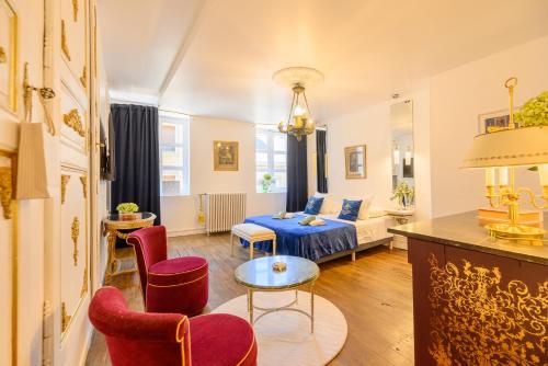 La Suite De Notre Dame Au Pied Du Chateau Fort - Sedan