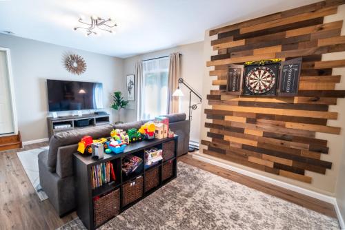 Serenity Falls - Stylish 4bdr Mountain Retreat, Hot Tub, Pool - Monroe Lake, East Stroudsburg