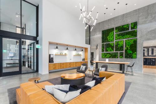 Posh Lofty Pad In Central Redmond - 92 Walkscore! - Redmond, WA