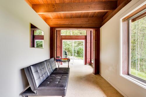Fire Pits & Grill: Lakefront Jackson Home - Jackson, MI