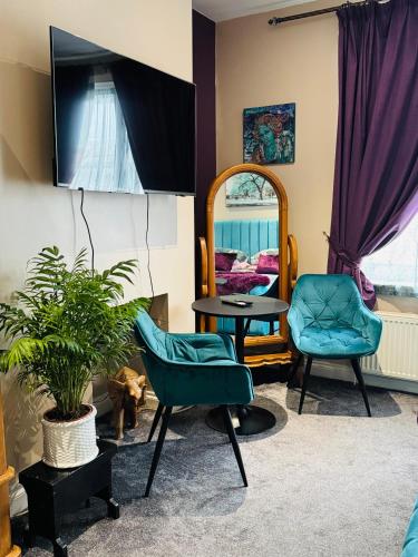 Super King, Close To Beach, Shops, Train, Shared Bathroom - Saint Leonards