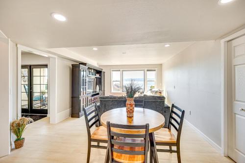Puget Sound Views: Des Moines Apt W/ Patio - Tacoma, WA