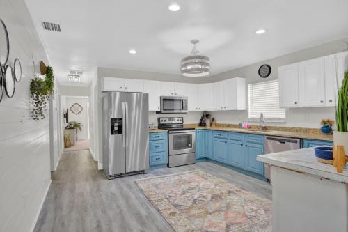 10 Beds! Large Home Groups Multiple Families - Tampa Bay, FL