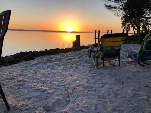 Waterfront Mermaids Retreat Charms! Pool & Bay - マナソータ・キー, FL