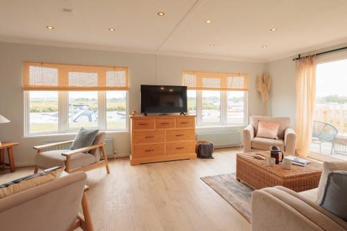 Sunset Lodge, River View & Log Burner - Southbourne