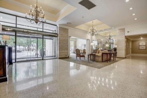 Downtown Condo W Balcony & Workspace - Hartsfield-Jackson Atlanta Airport (ATL)