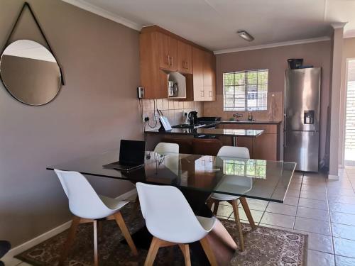 Lovely 2 Bedroom Townhouse With Private Garden - Centurion