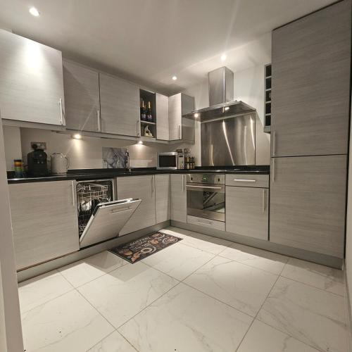 Central Room With Private Bathroom And Patio! - London