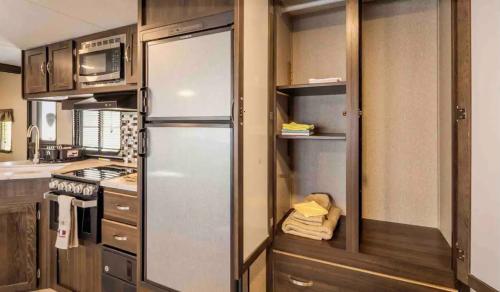 Parked Rv Travel Trailer Getaway Wi-fi With Hookups - Fresno, CA