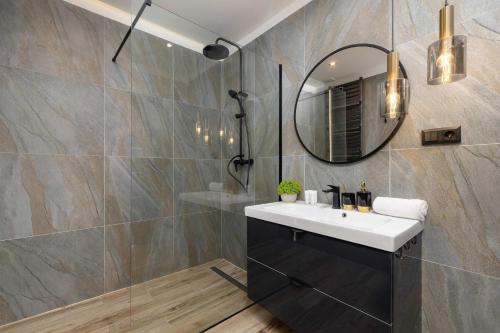 Spacious Apartment In Wieliczka With Ac & Parking By Noclegi Renters - Krakow