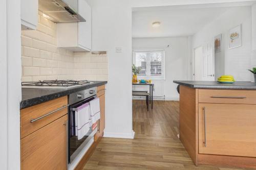 3 Bed House Sleeps 8 -Near Heathrow -Free Parking - Twickenham