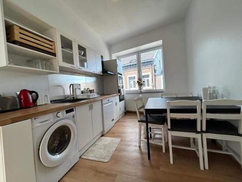 Appartement Romantique A Liege, Chambre Et Salon Climatises, Sdb Privee, Kitchenette, 2e Etage - Liège