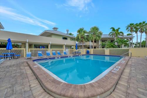 Watch The Dolphins Large Balcony Suite And Heated Pool - Tampa Bay, FL
