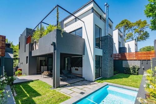 Luxurious Family Home In Newlands With Pool - Claremont