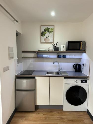 Modern Spacious Crawley Studio - Crawley