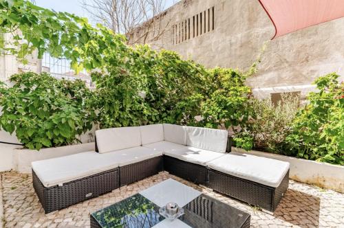 Refreshed Apartment With Private Garden - Almada