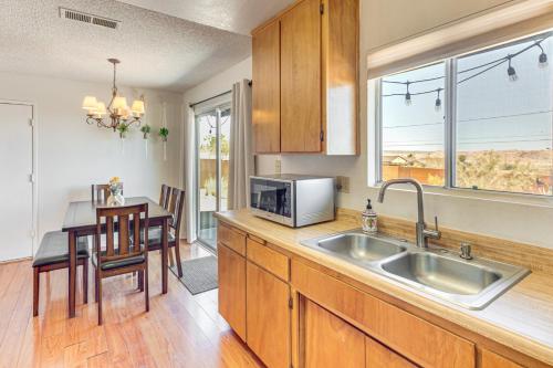 6 Mi To Joshua Tree Np! Mtn-view Gem W/ Game Room - Joshua Tree, CA