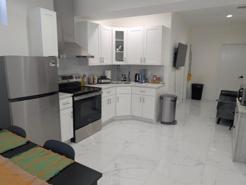 Modern Comfort - Minimal Style - Garden City, NY