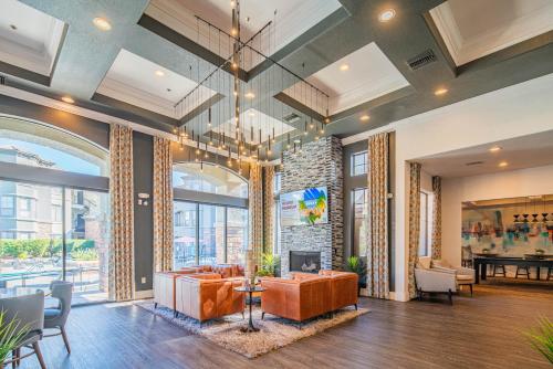 Relaxed 2bd King Bed Pool, Hot Tub, Gym, Parking - Peoria, AZ
