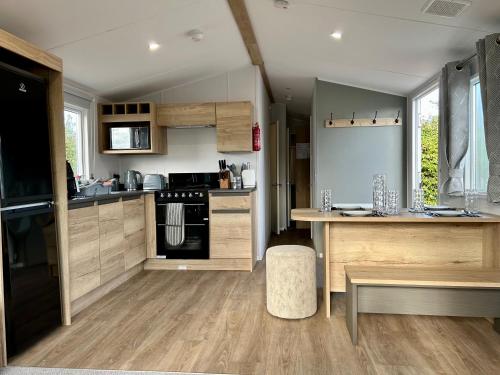 Blosseys Beach House - Hampshire