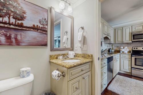 Pool + Riverfront! Couples Retreat In Smoky Mtns - Townsend, TN