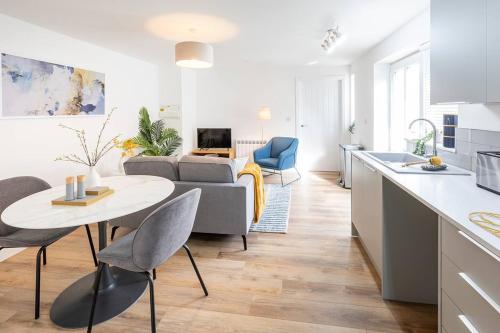 Cozy One Bed Flat At Dawe Luxury Suites - An Entire Apartment Near Ely Cathedral & Train Station - T - Ely