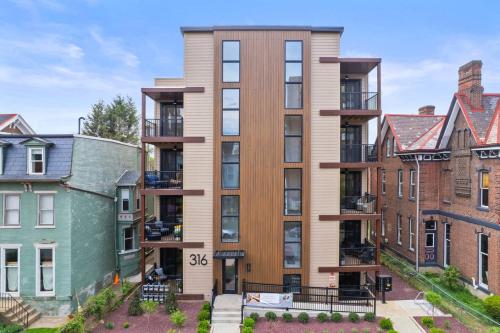 Pfr Suites - Highland, 3br 2ba Shadyside Condo, Penthouse Unit, 2 Decks, Off-street Parking, 4th Flo - Pittsburgh