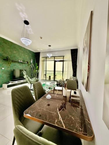 Spacious Luxury Lagoon View 2bhk - Dubai