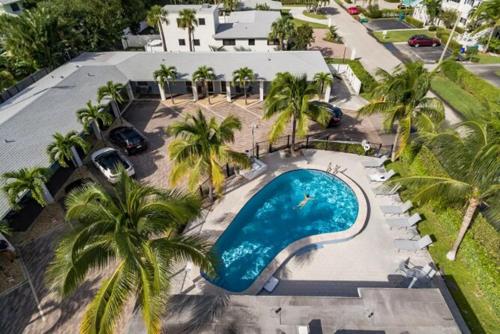 Stylish Coastal Studio Walk To Beach, Pool & Eats - Riviera Beach, FL