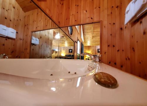 Creekside - 1br King Cabin - Gatlinburg, TN