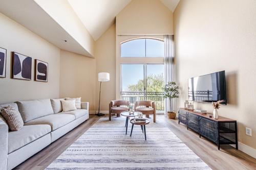 15 Mins To Lax! Modern 2-bedroom Condo W Pool - Los Angeles Airport (LAX)