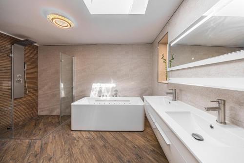 P3 Premium-lounge, 5 Zimmer, 140 Qm, Parkplatz - Halle (Saale)
