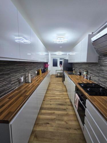 Hertfordshire - Stylish 6br Retreat, 3 Parking - Stevenage