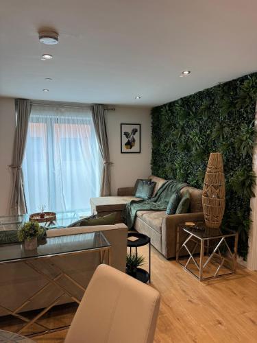 Velvet Leaf Retreat - 2 Bedrooms, 3 Beds, Ensuites, Park Views, Free Parking - Leeds